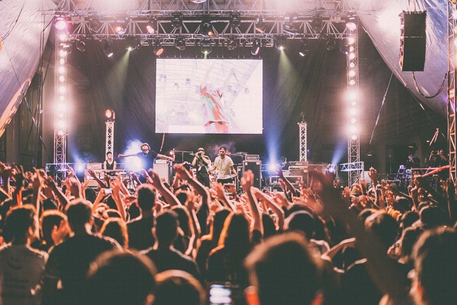 Worship Leaders Explain Why Even \'Lousy\' Singers Have to Sing In ...