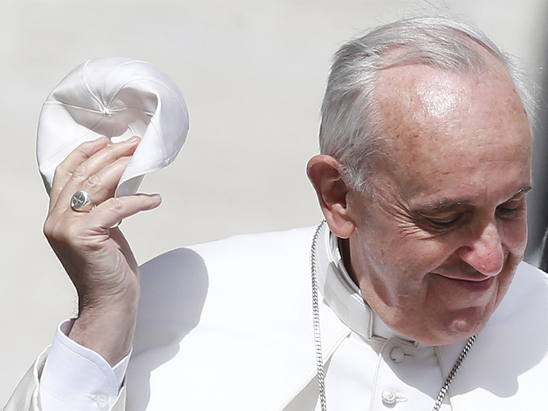 WATCH: Little girl goes viral when she steals the Pope\'s hat ...