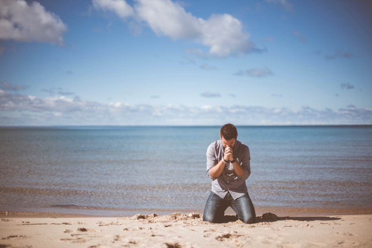How does the average American pray â and what for? - Christian Today