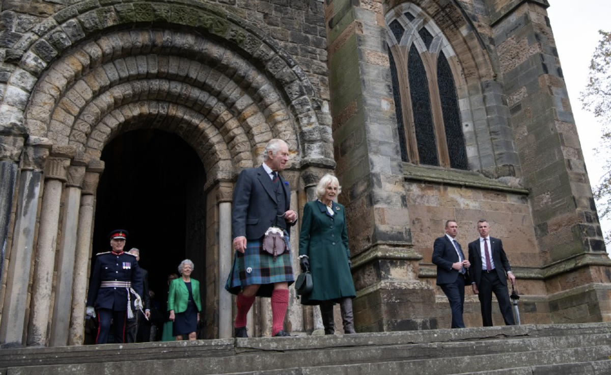 King and Queen to receive Honours of Scotland - Christian Today