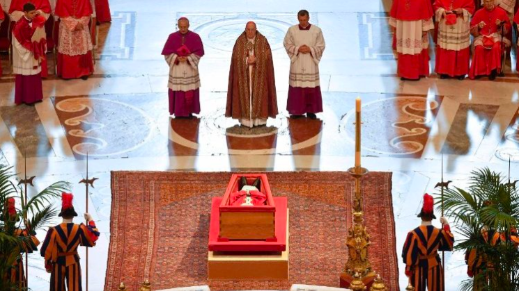 Pope's body transferred to St Peter's Basilica - Christian Today