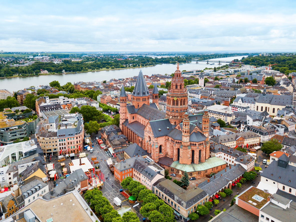 Mainz Cathedral unveils world’s 'largest Bible page' to honour ...