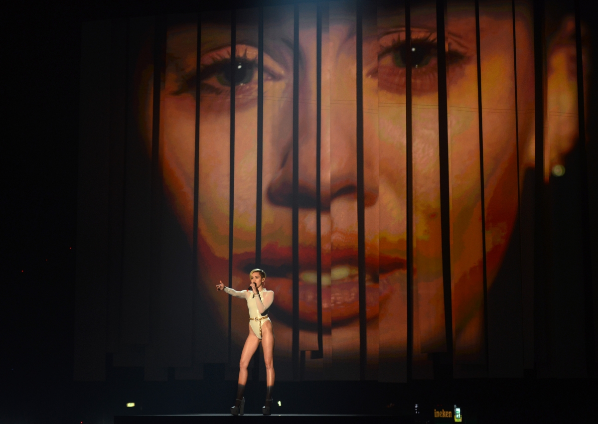 Miley Cyrus \"Wrecking Ball\" AMA 2013 performance video: Awards show ...
