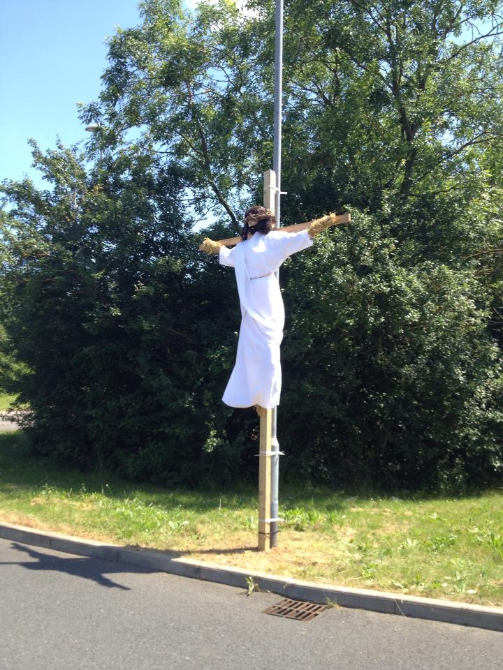 Crucified Christ depicted as a scarecrow in Godmanchester - Christian Today