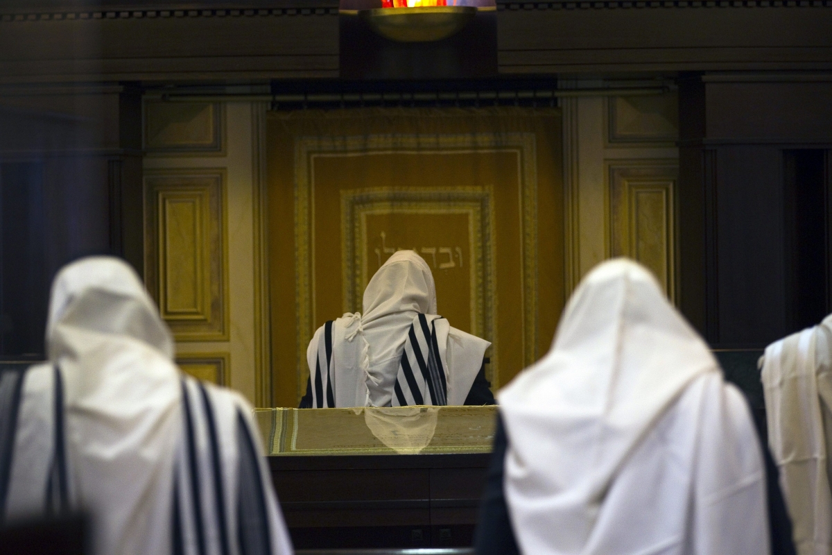Knife attack synagogue reopens, but Jerusalem is still tense ...