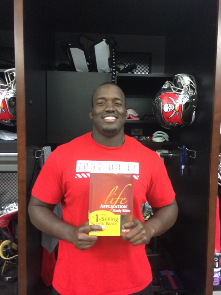 NFL players give away 500 Bibles over the holiday season - Christian Today