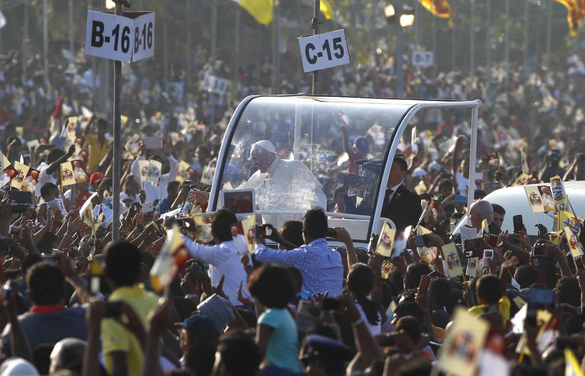 Pope Francis makes surprise visit to Buddhist temple - Christian Today