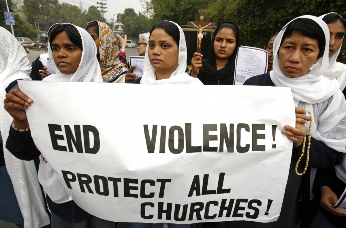 Islamic clerics arrested after mob attack Pakistani Christian couple ...