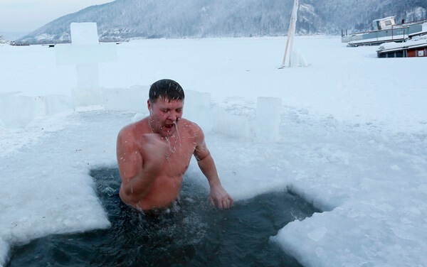 Russian Orthodox Christians take ice bath to mark Jesus\' baptism on ...